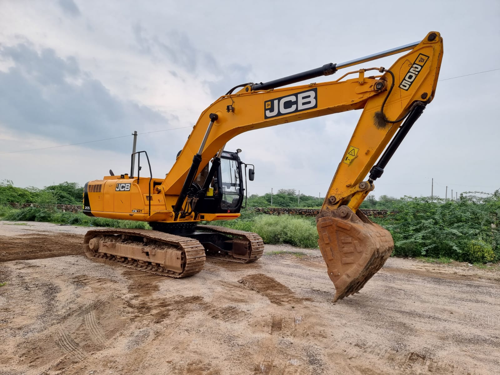 JCB JS 205 | YantraLive